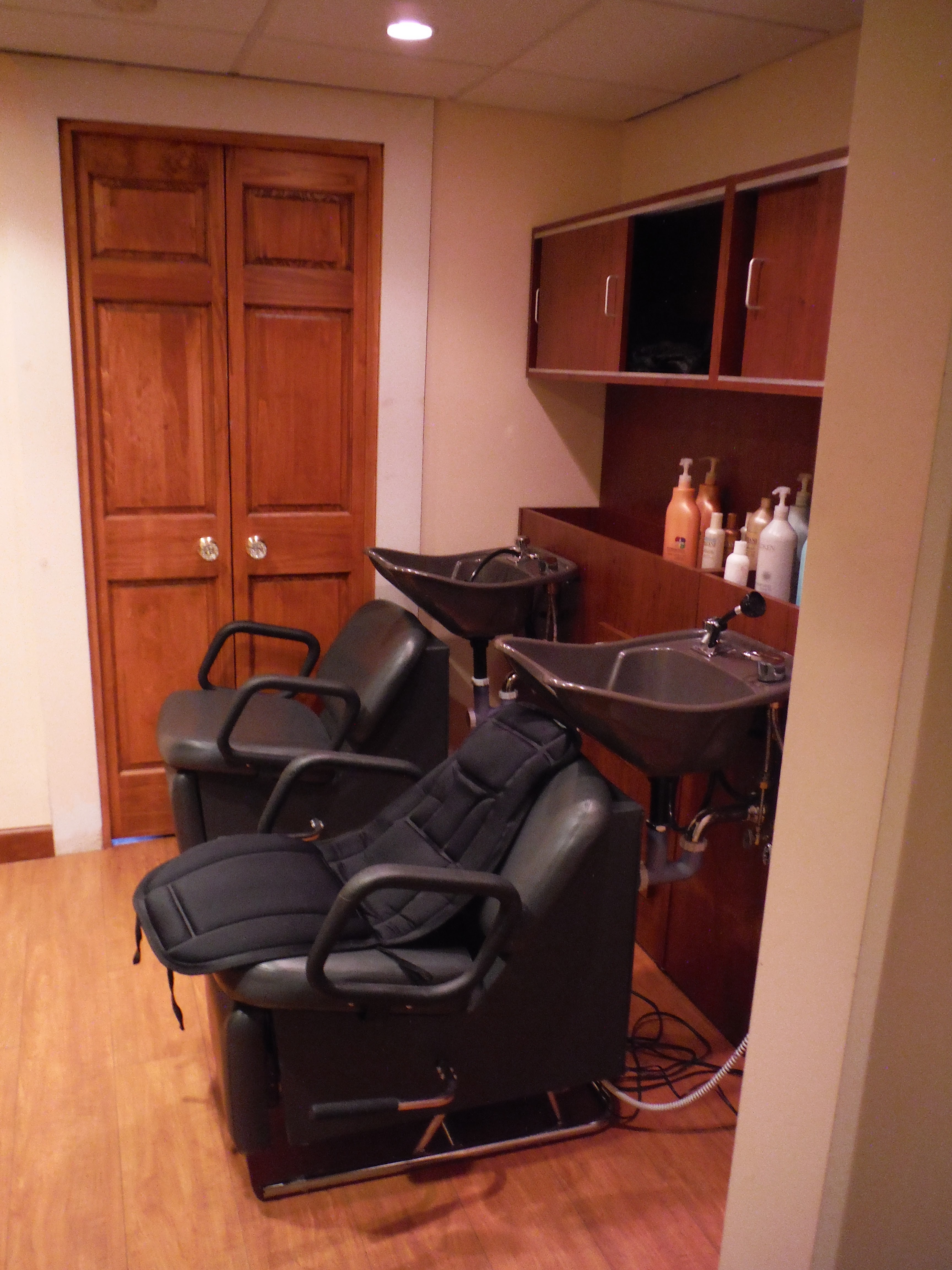 Basement - Iridescence Salon